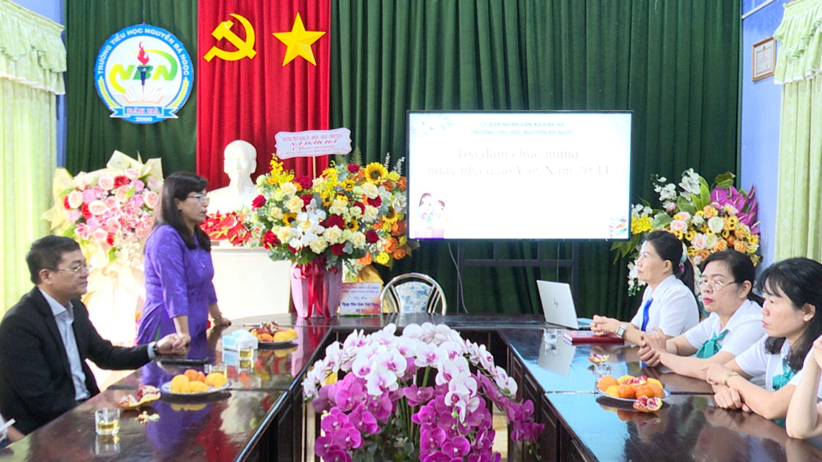 THƯỜNG TRỰC ĐẢNG ỦY, HĐND – UBND – UBMTTQ VIỆT NAM XÃ THĂM, CHÚC MỪNG NGÀY NHÀ GIÁO VIỆT NAM